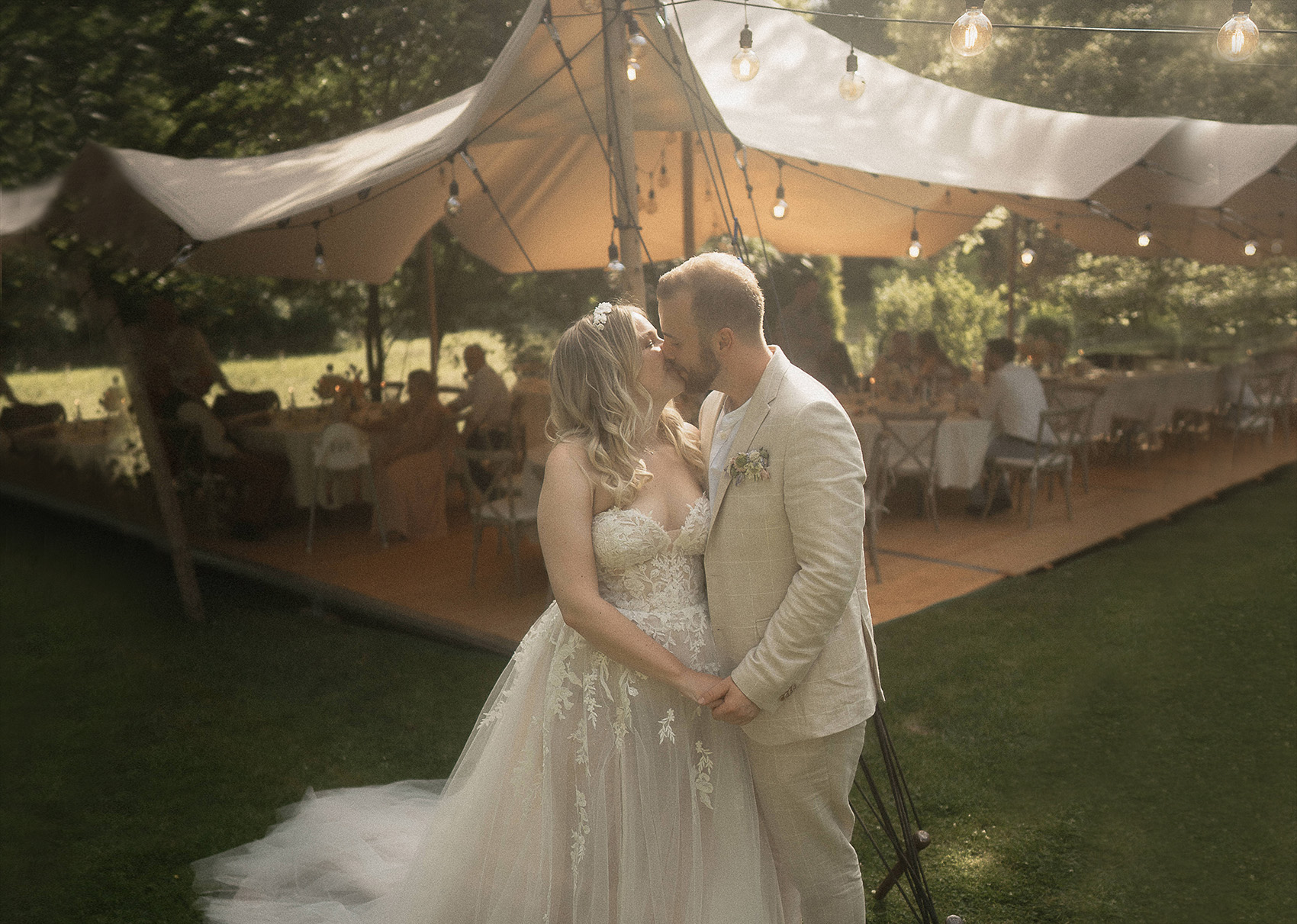 Festival Hochzeit mit Tipi Zelt - Sarah Russ Hochzeitsfotografie